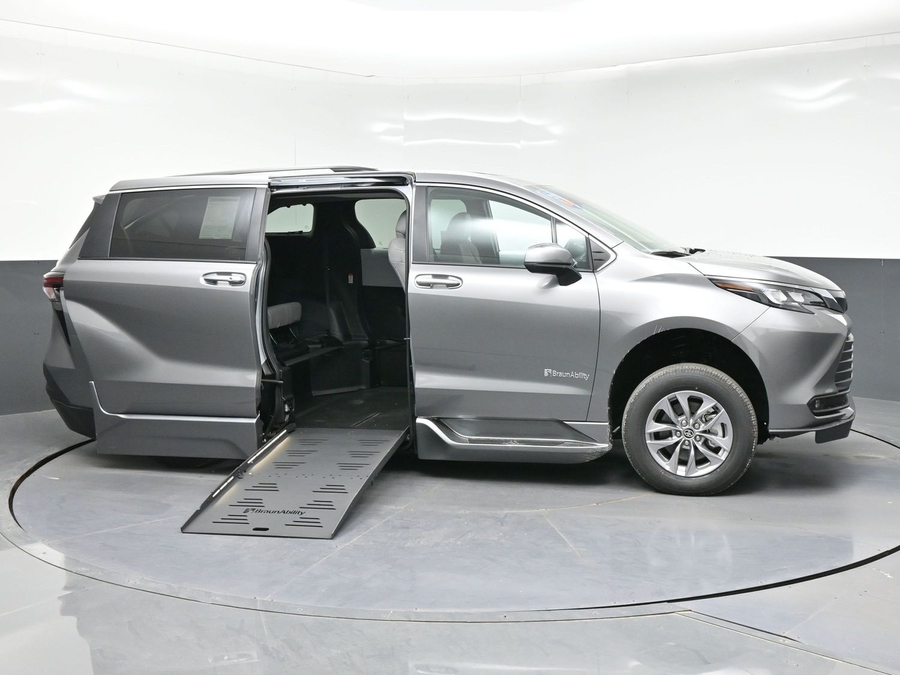 New 2026 Toyota Sienna FWD XLE Wheelchair Van - TS303492 ...