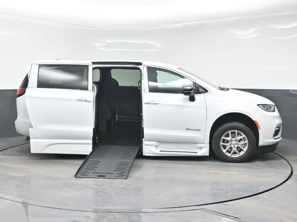 New 2025 Chrysler Pacifica Select Wheelchair Van - SR612927 ...