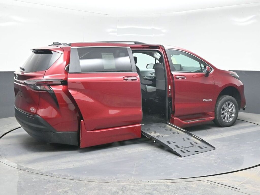 New 2025 Toyota Sienna FWD XLE Plus Wheelchair Van - SS278010 ...